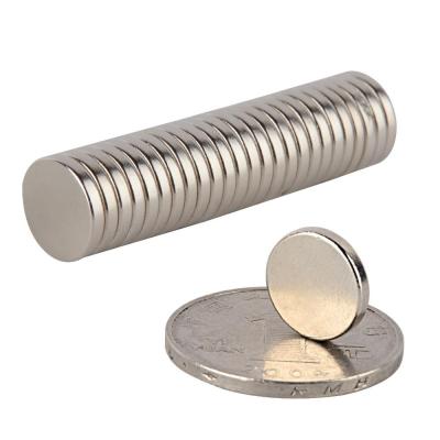 Cina Magnetismo su misura Direzione disco rotondo Magnete al neodimio N35 N38 N40 N42 N45 N48 N50 N52 in vendita