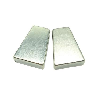 Cina 34.66g grado NdFeB ad alta temperatura 150 Centigradi 48SH magneti NdFeB a forma di trapezio in vendita