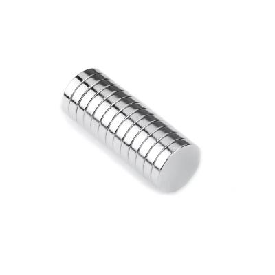 Cina Magnete a disco di neodimio N52 rivestito di nichel 10 mm x 2 mm per prestazioni industriali ottimali in vendita