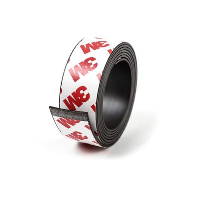 Cina Striscia magnetica di gomma flessibile personalizzata con adesivo 3M L1MxW20xT1mm Tolleranza ±1% in vendita