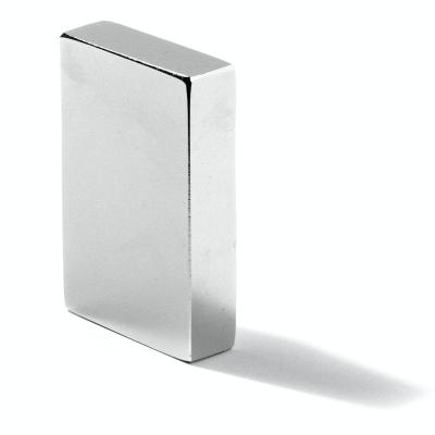 Cina Magnete industriale N52 Magnete a blocco di neodimio 50x25x10 per materiali magnetici forti in vendita