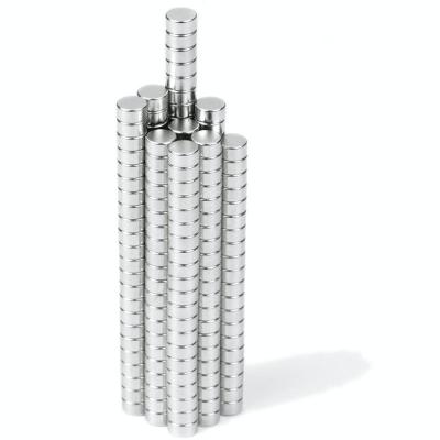 Cina Magnete di neodimio a forma di piccolo disco N52 permanente 4 mmx2 mm per applicazioni industriali in vendita