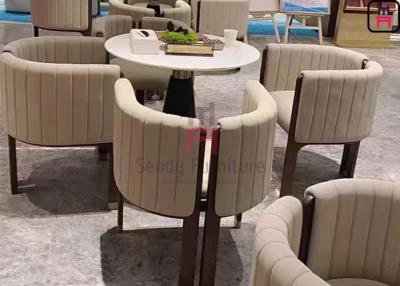 Chine Le cadre en bois de noix a tapissé la chaise D55cm de loisirs avec les détails balayés d'or à vendre