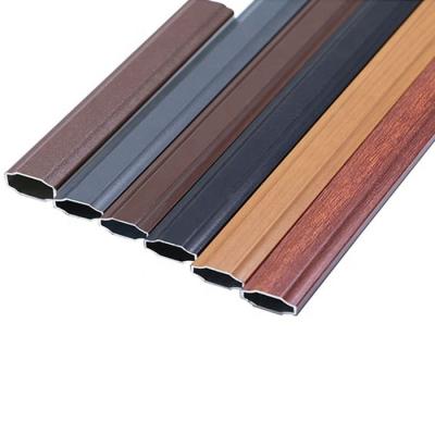 中国 モダン アルミニアム ジョージア バー ゴールド 5*8 トルコ UPvc 窓とドアのプロファイルのための花飾り 3メートル 販売のため