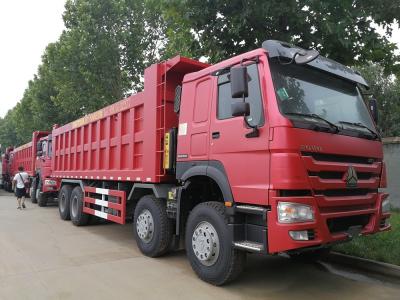 Cina Autocarro con cassone ribaltabile resistente di sollevamento ventrale di Sinotruk 8x4 300L con la chiusura del cappuccio a chiave del combustibile in vendita
