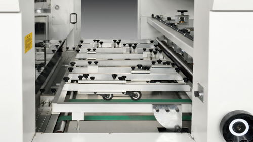 Sheet transmission system of die cutting machine