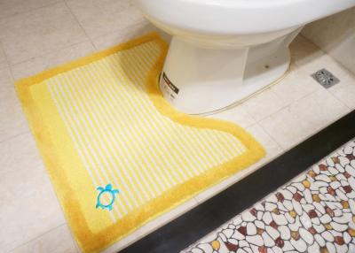 Cina Anti stuoia del pavimento della toilette di slittamento della banda gialla con il cotone del ricamo 65% + poliestere di 35% in vendita