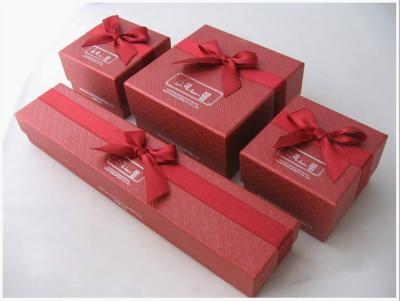 China Caixas de empacotamento de papel vermelhas do pendente/bracelete/anel/colar da jóia com logotipo personalizado impressas à venda