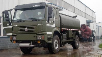 도로 가스 수송 트럭 가득 차있는 드라이브 떨어져 모든 바퀴 4 x 4 10 톤 기름 납품