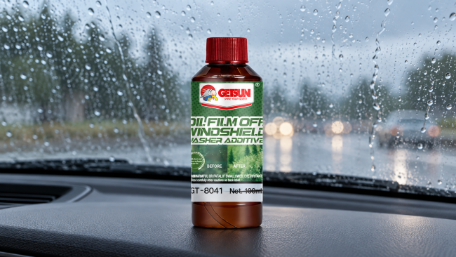 GETSUN GT-8041 100 ml windshield washer additive bottle beside a rainy car windshield