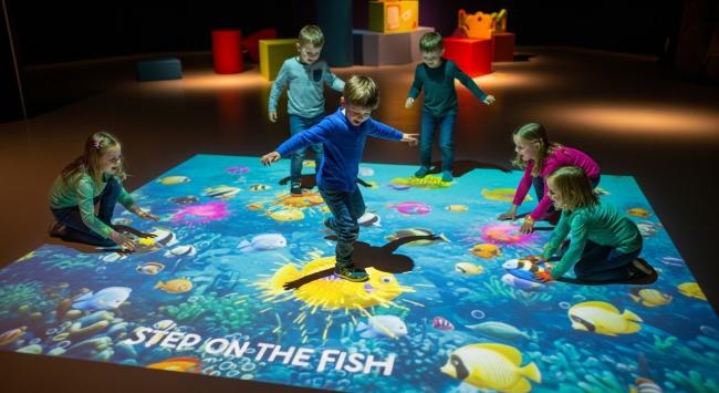 Interactive Floor Projection Game - Stepping on Fishs