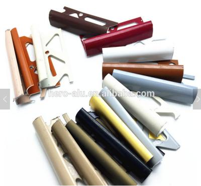 China A telha de alumínio redonda apara cores metálicas da colagem exterior alta do silicone das escadas da resistência de corrosão à venda