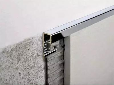 Cina La rifinitura del metallo della disposizione del bordo delle mattonelle della lega di alluminio spoglia la decorazione delle mattonelle della parete in vendita