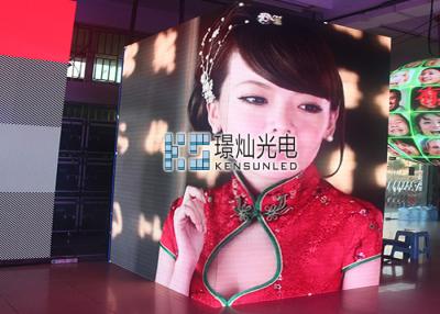 Cina Colore pieno dell'interno esposizioni di LED curve 90 gradi P4 con Meanwell Epistar, dimensione su misura in vendita