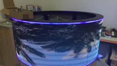 Cina curva flessibile dell'interno della colonna rotonda delle esposizioni di LED di luminosità 2000cd/sqm in vendita