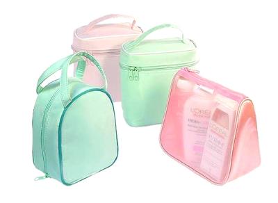 Cina Borse d'imballaggio verdi della plastica/PVC con la serratura mentale, borsa di viaggio dell'articolo da toeletta in vendita