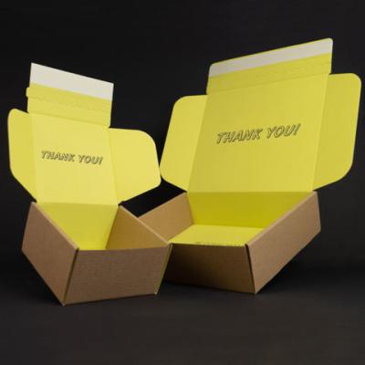 Cina Pantone Color Mailer Shipping Box Scatole postali colorate con laminazione opaca lucida in vendita