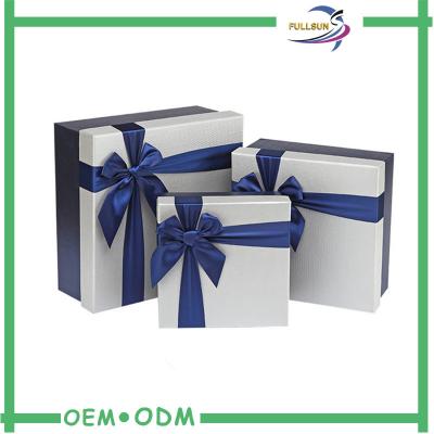 Cina Contenitori di regalo su ordinazione della carta del cartone per i vestiti con il nastro blu in vendita