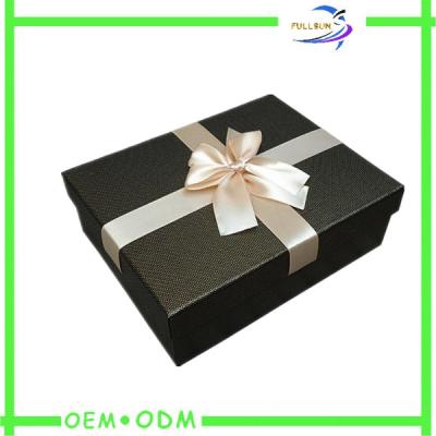 Cina Contenitori di regalo adorabili su ordinazione dei vestiti con il nastro, scatole di spedizione di abbigliamento in vendita