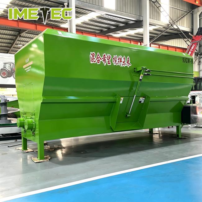 IMETEC Horizontal Stationary TMR Mixer showing auger and blade configuration