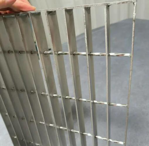 Industrial application of steel bar grating in a walkway or platform