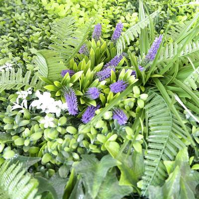 Cina erba verde falsa impermeabile della parete di 42cm per il giardino della parete in vendita