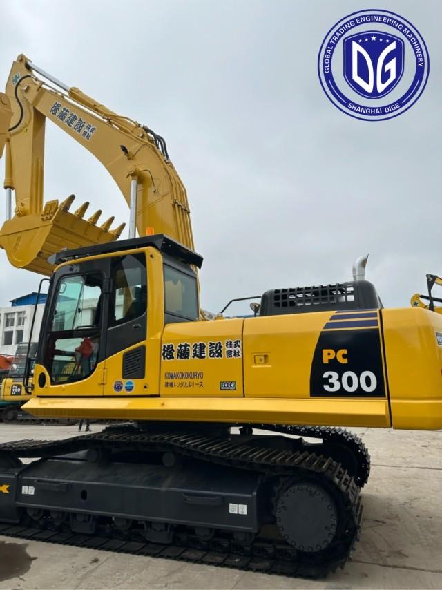Komatsu PC300-8 Excavator side view