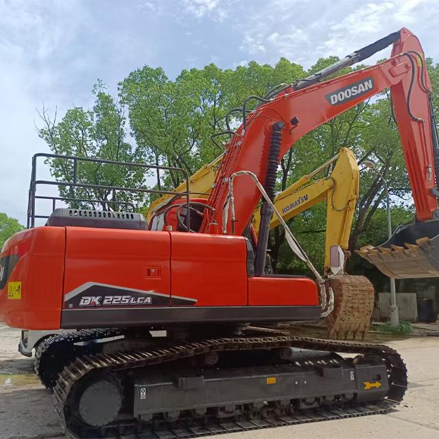 Doosan DX225 Excavator side view