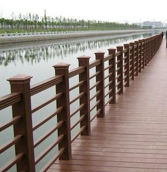 Cina Pavimentazione bassa della piattaforma di Brown WPC di manutenzione, materiali di recinzione compositi in vendita