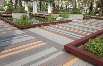 Cina Decking di legno composito di plastica di alta stabilità riciclabile per i piatti della strada in vendita