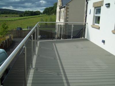 Cina Piattaforma ambientale di WPC che pavimenta grigio scuro UV anti- per il balcone, materiale del wpc in vendita