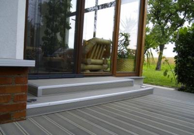 Cina Decking di WPC/decking composito grigio per la decorazione dell'interno ed all'aperto in vendita