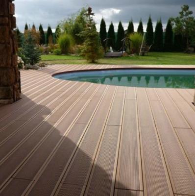 Cina Piattaforma liscia resistente all'acqua di WPC che pavimenta Brown antiscivolo per lo stagno in vendita