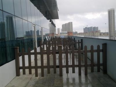 中国 景色および建物のための緑の仕切りの分離 WPC の デッキ の塀のパネル 販売のため