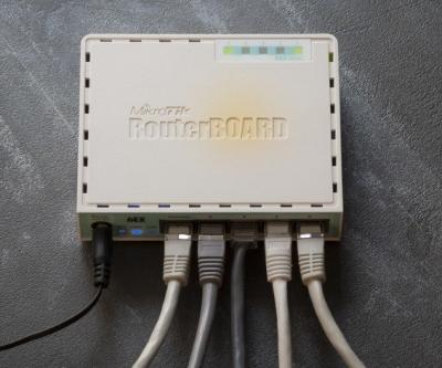 Chine Nouveau routeur HEX RB750Gr3 Gigabit 2.4G Wi-Fi 802.11g 10/100/1000Mbps Ethernet GigabitLAN en stock à vendre