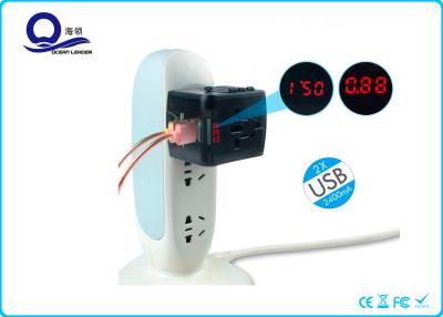 Cina Universale 4 in 1 adattatore di viaggio di USB con l'esposizione della metropolitana di Digital delle porte USB in vendita