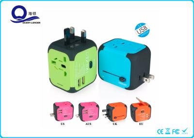 Cina 5V 2.4A si raddoppiano la spina di adattatore mondiale universale del caricatore di viaggio di USB variopinta in vendita
