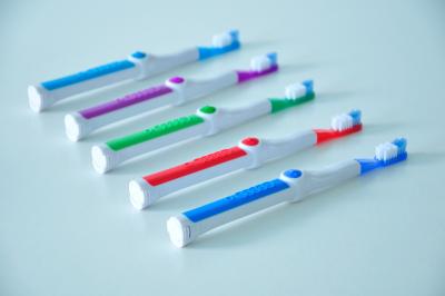 中国 子供/大人のためのセリウムの電池式の音波旅行電動歯ブラシ 販売のため