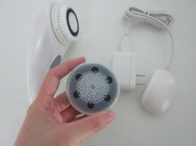Cina Pulitrice facciale elettrica di pulizia girante portatile della spazzola del fronte in vendita