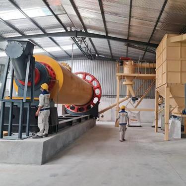 Cina Macchina per la produzione di polvere di sabbia, mulino a sfere con classificatore ad aria e rivestimento in acciaio ad alto cromo in vendita