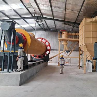 Cina Molini a sfera di triturazione a secco durevoli per la produzione di polvere minerale Diametro dell'anello mm 1,5-3m in vendita
