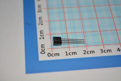 China LM235Z Sensor de temperatura Celsius de precisión 1°C Precisión de 2°C a 150°C Rango lineal 10mV/°C Salida fácil Calibración Amplio 4V-30V Alimentación baja Autocalentamiento TO-92 Paquete en venta