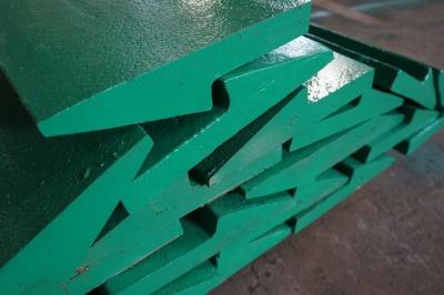 中国 ローダーバケットの半矢印切断刃 サイズと材料の代替品をカスタマイズできる 販売のため