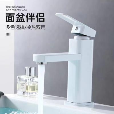 Cina Rubinetto sanitario degli articoli della cascata del miscelatore del bagno SUS304 con la maniglia dell'oro in vendita