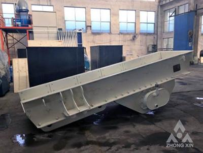 中国 Mining zsw vibrating grizzly screen feeder with electric motor 販売のため