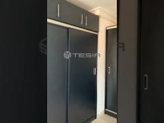 테시아 침실용 가구 모듈 나무로 된 맞춘 근대적 디자인은 벽장 의상에 걸어 들어갑니다