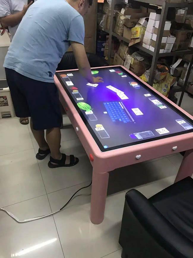 スマートな接触相互スクリーンのテーブルの1つのタッチ画面のコーヒー テーブルの容量性マルチメディアの接触テーブルすべて