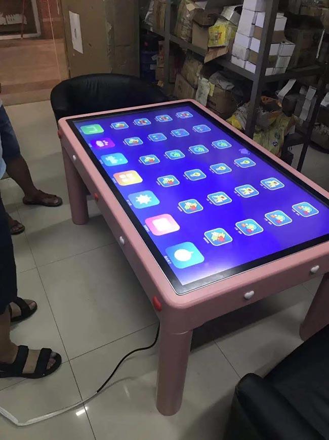 スマートな接触相互スクリーンのテーブルの1つのタッチ画面のコーヒー テーブルの容量性マルチメディアの接触テーブルすべて