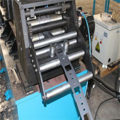 Cina Rotolo d'acciaio perforato del carro armato del vano per cavi che forma il produttore della fabbrica a macchina in vendita