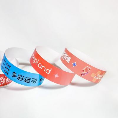 중국 사용자 지정 이벤트 PP 합성 종이 손목밴드 파티 파크 로고 인쇄 방수 땀 저항 입구 입구 손목밴드 판매용